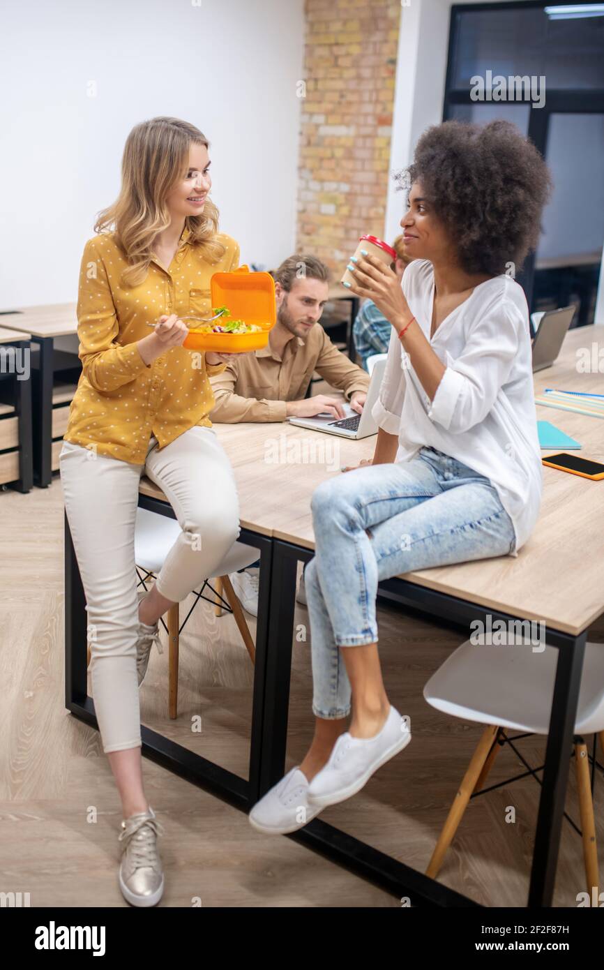 Girls lunch office hi-res stock photography and images - Alamy