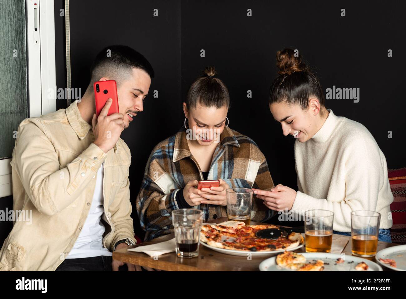 Dinner table mobile phones hi-res stock photography and images - Alamy
