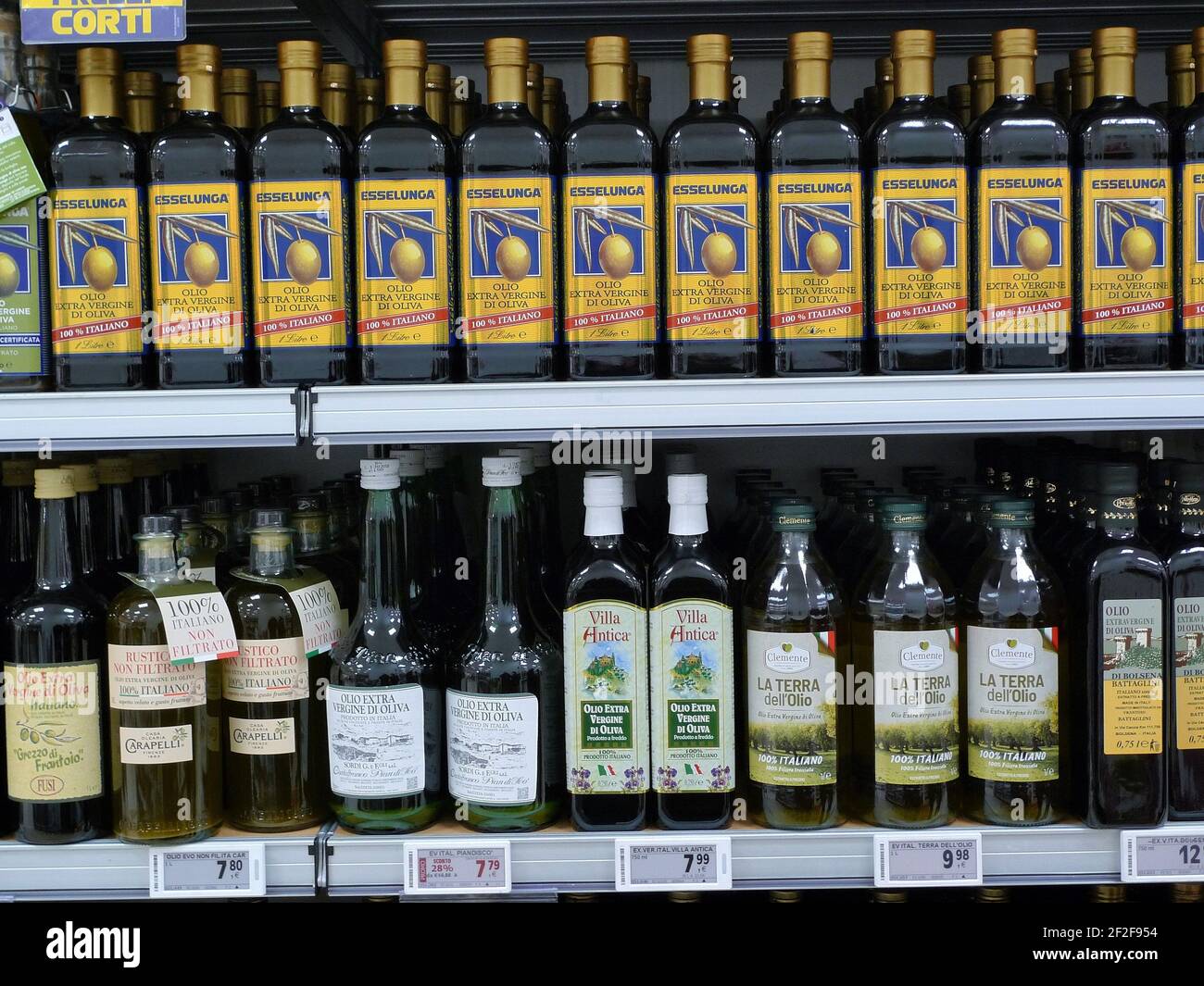 GLASS BOTTLES OF ITALIAN OIL ON A STORE SHLEF Stock Photo - Alamy