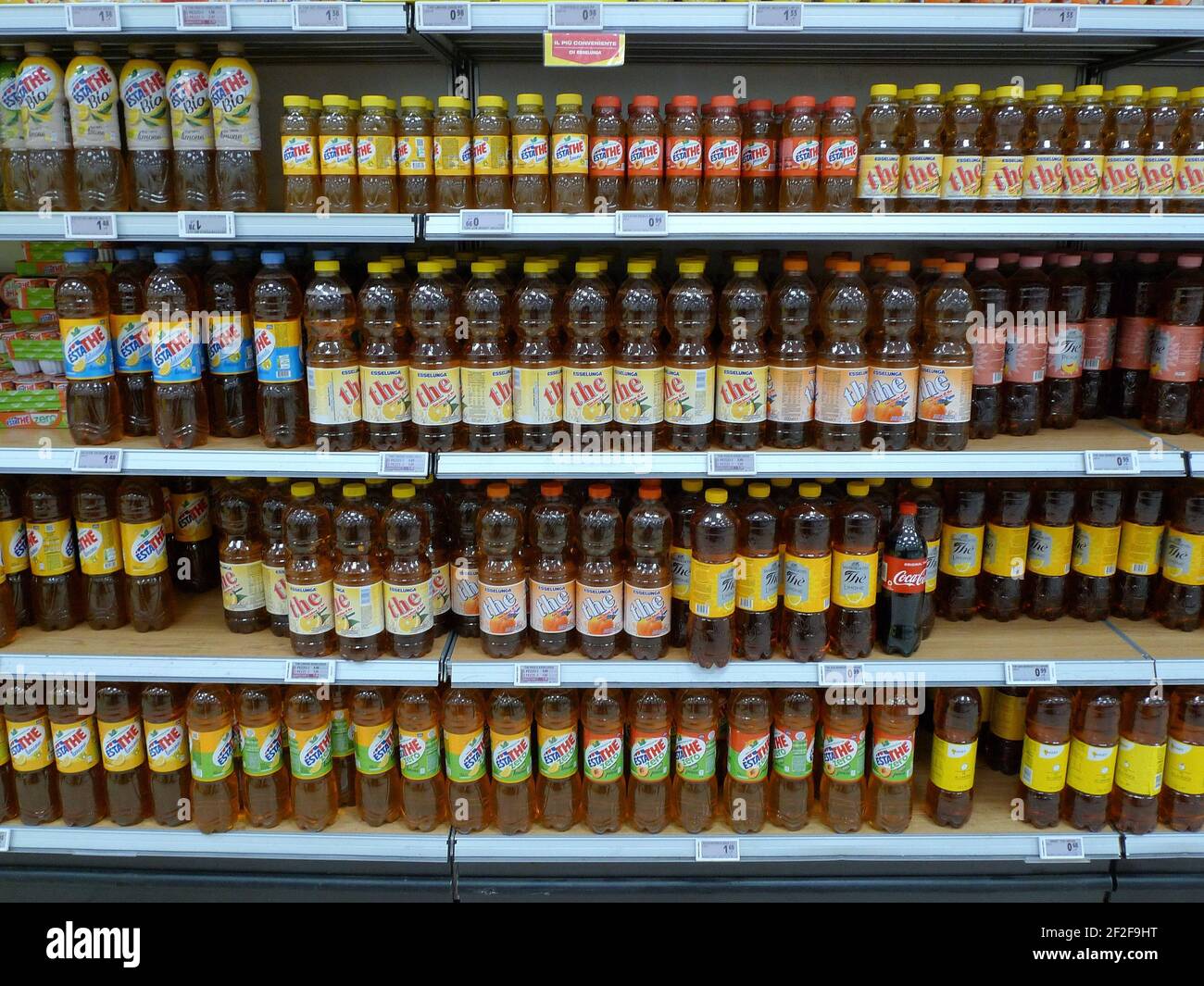 PLASTIC BOTTLES OF FIZZY DRINKS ON A STORE SHELF Stock Photo - Alamy