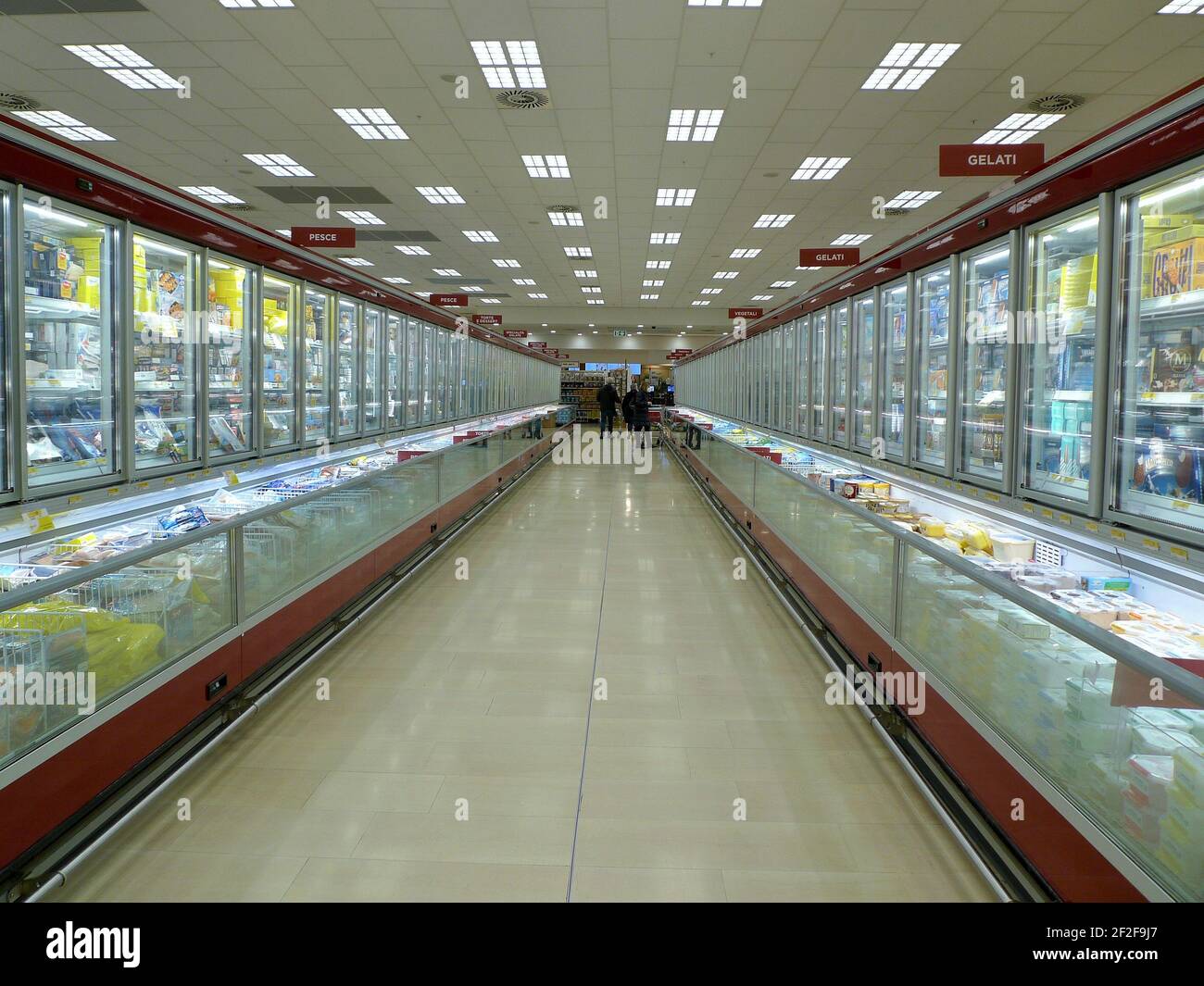 PEOPLE WITHIN A FROZEN PRODUCTS DEPARTMENT OF A MEGA STORE Stock Photo ...
