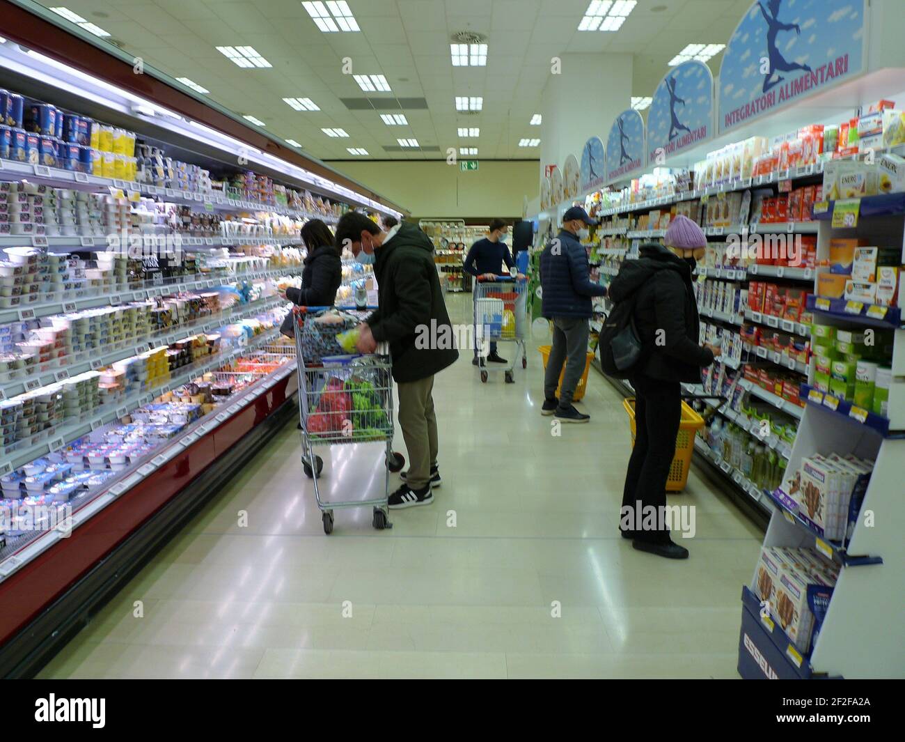 PEOPLE WITH SHOPPING CART INSIDE A FOOD MEGA STORE Stock Photo - Alamy