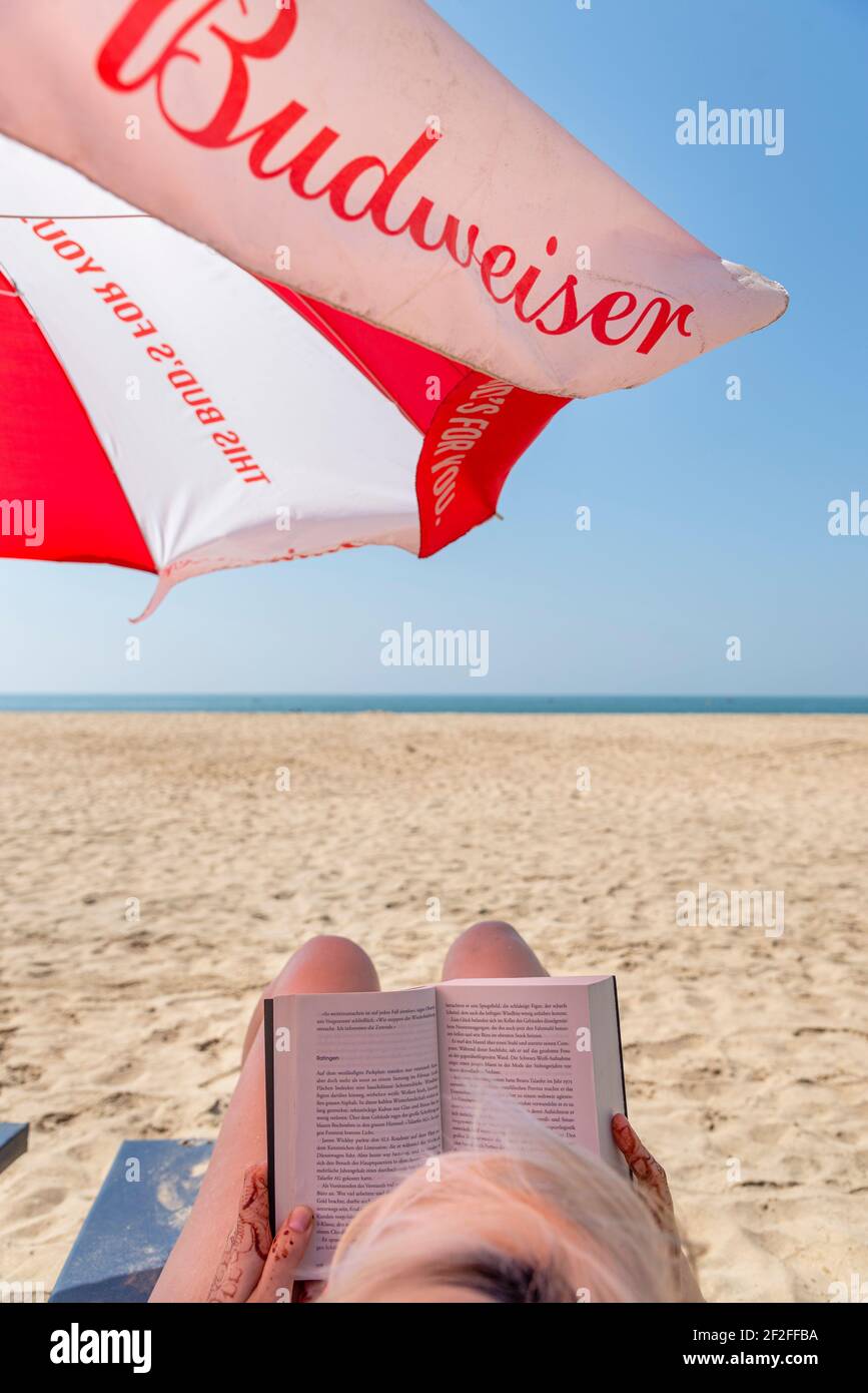Beach alone reading hi-res stock photography and images - Alamy