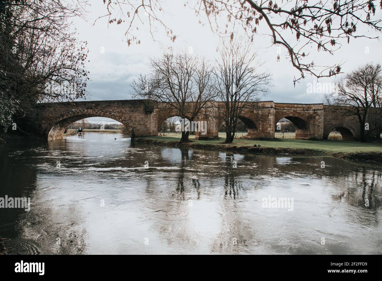 Road bridge over the river Nene at Wansford, Cambridgeshire Stock Photo ...
