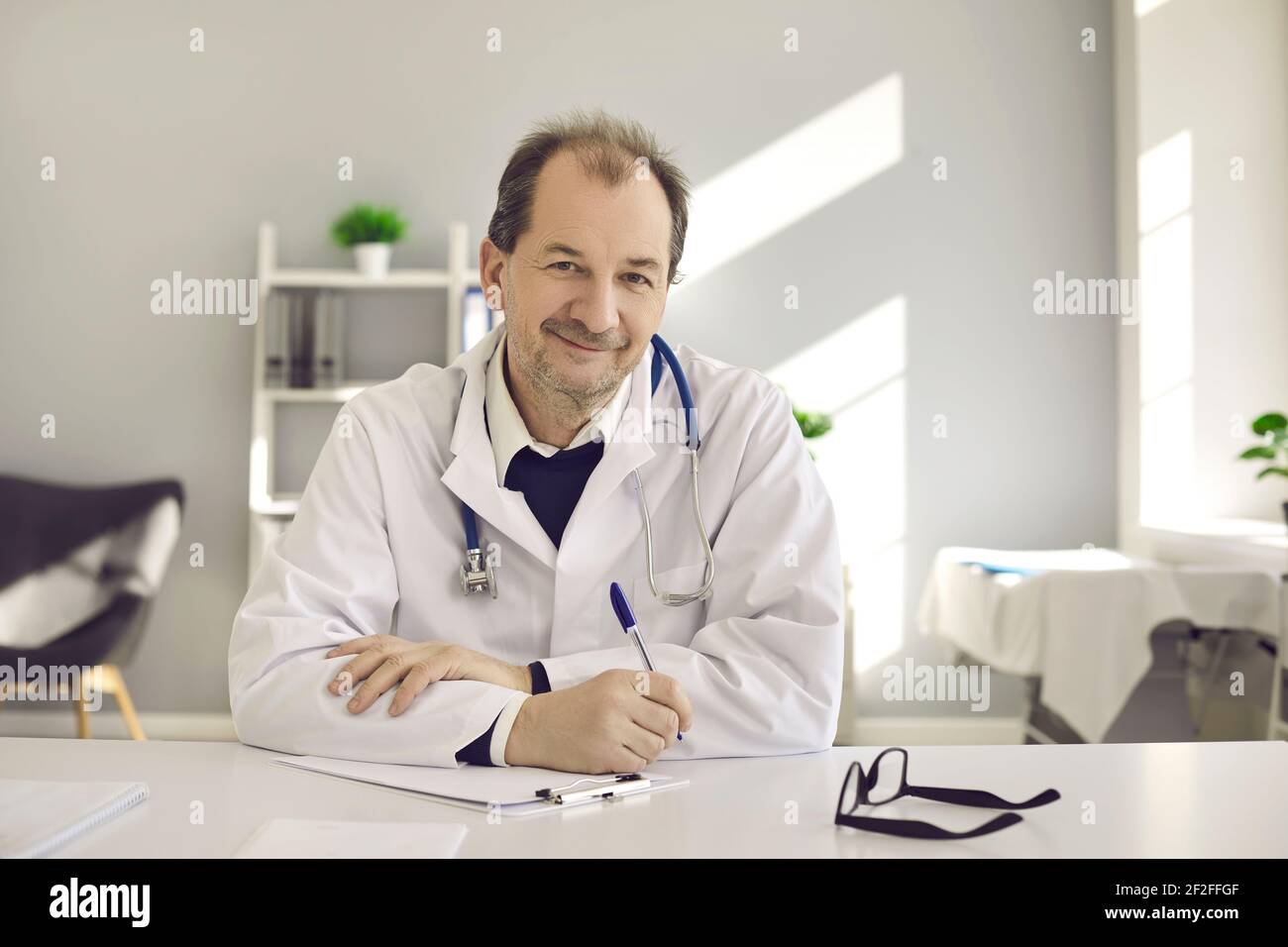 Doctor office desk hi-res stock photography and images - Alamy