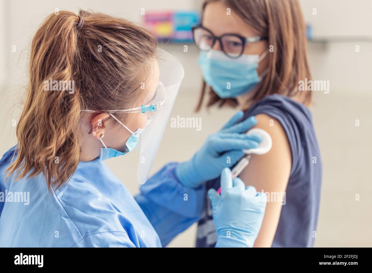 Nurse injecting a girl hi-res stock photography and images - Alamy