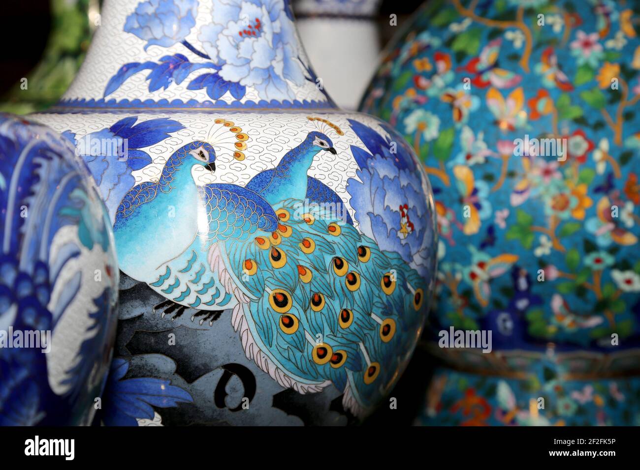 Traditional Chinese vases at a Chinese market Stock Photo - Alamy