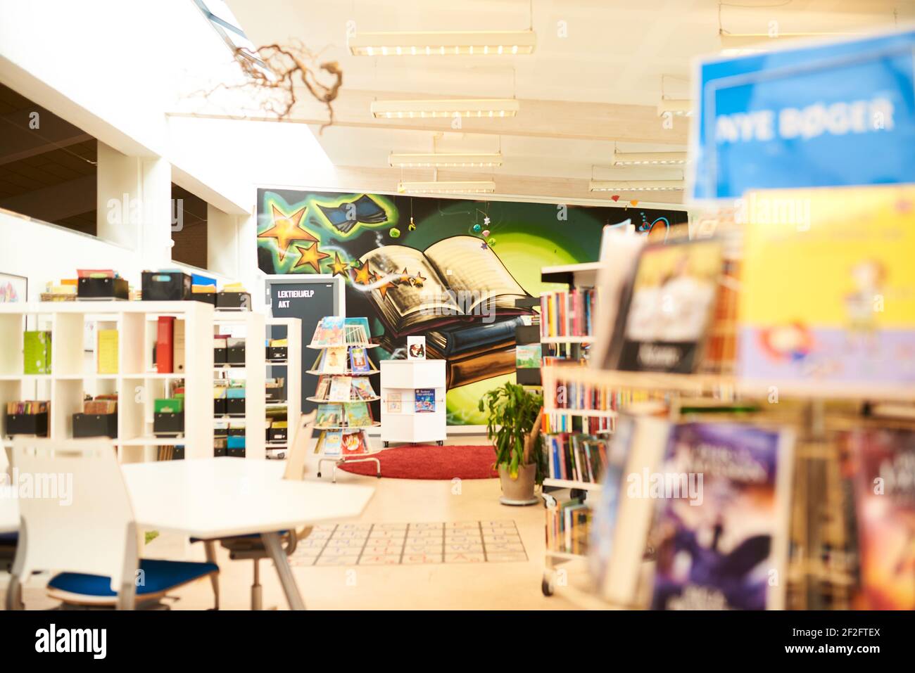 small library at a school with art on the wall Stock Photo - Alamy