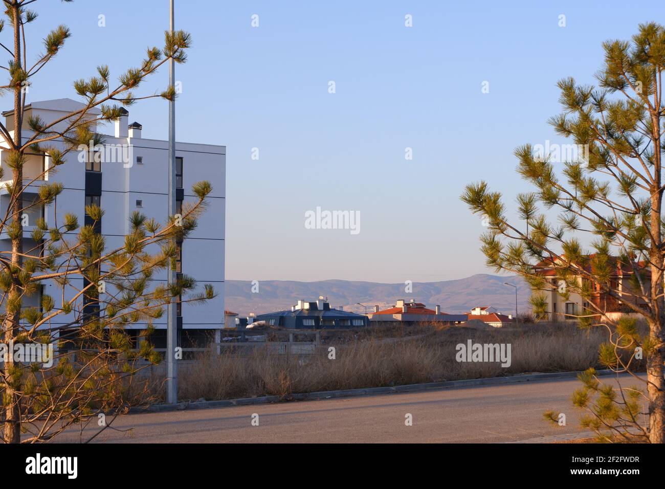 White buildings hi-res stock photography and images - Alamy