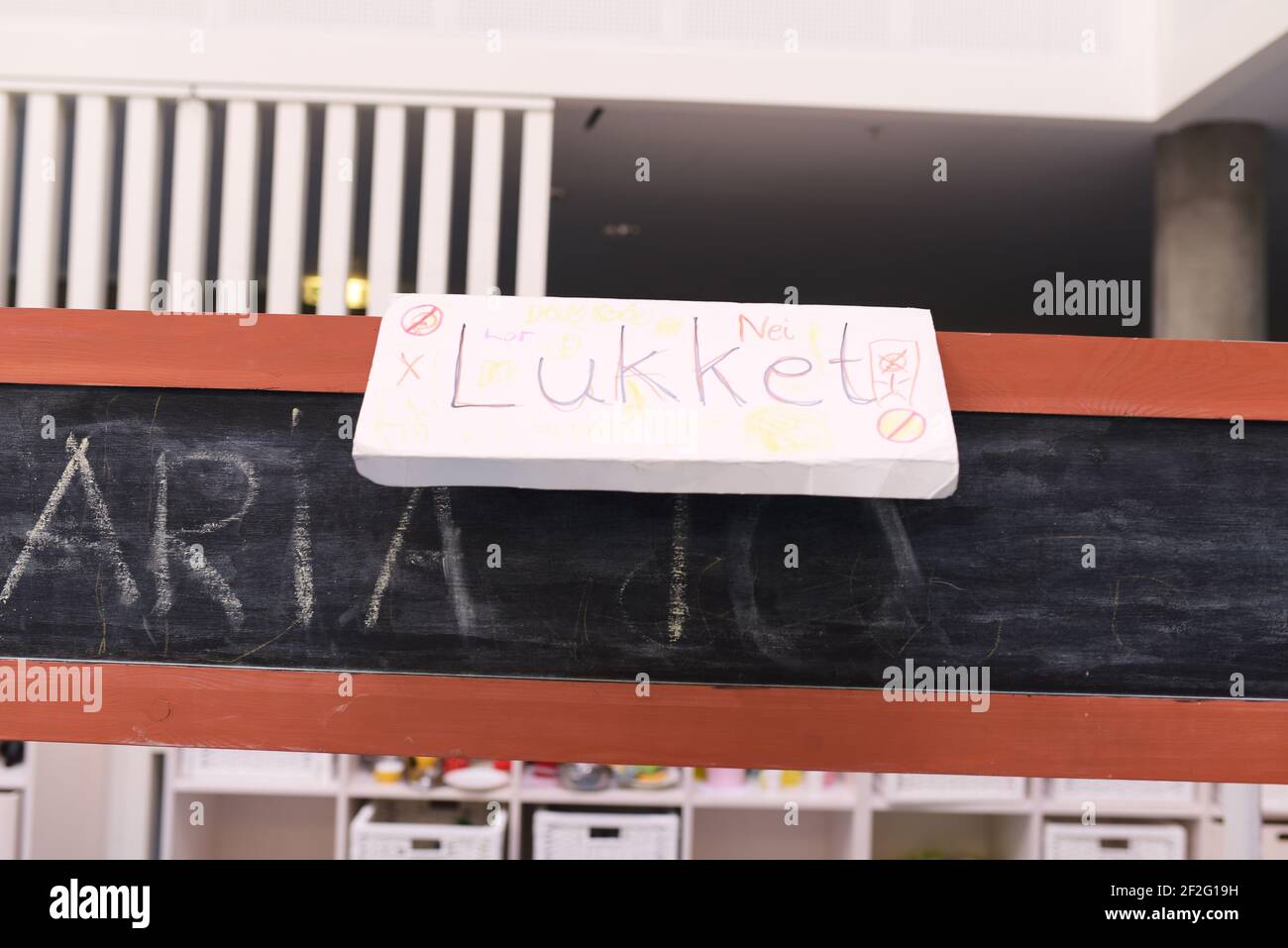 School corridor sign hi-res stock photography and images - Alamy