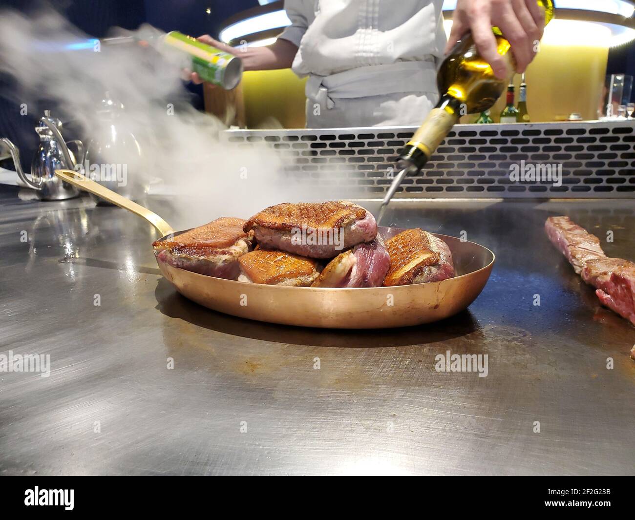 Teppanyaki, Chef cooking food on an iron griddle, Cooking style Stock ...