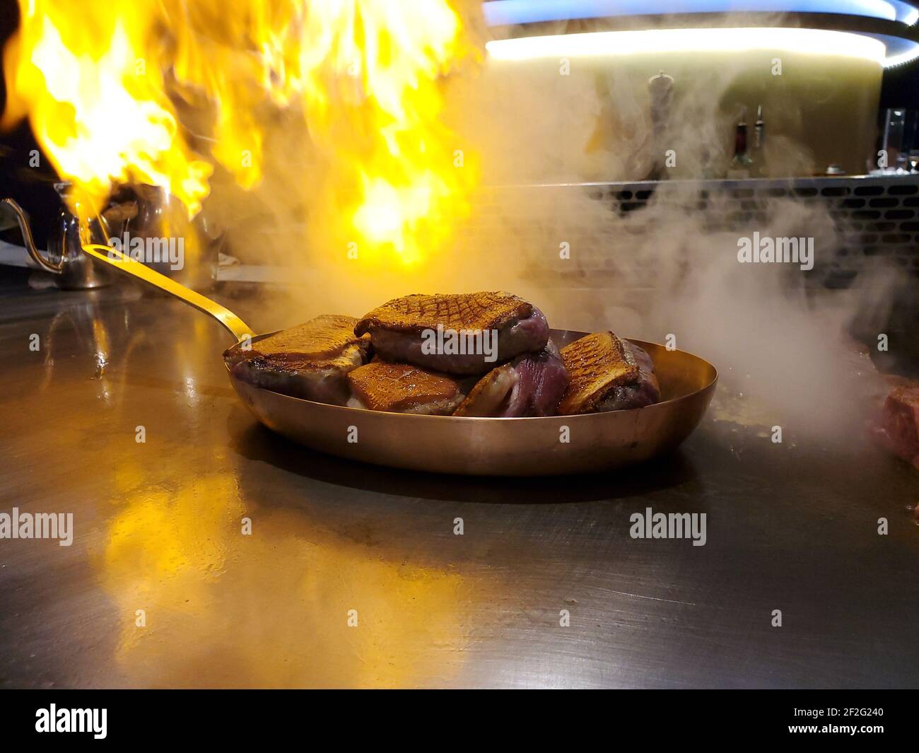 Teppanyaki, Chef cooking food on an iron griddle, Cooking style Stock ...