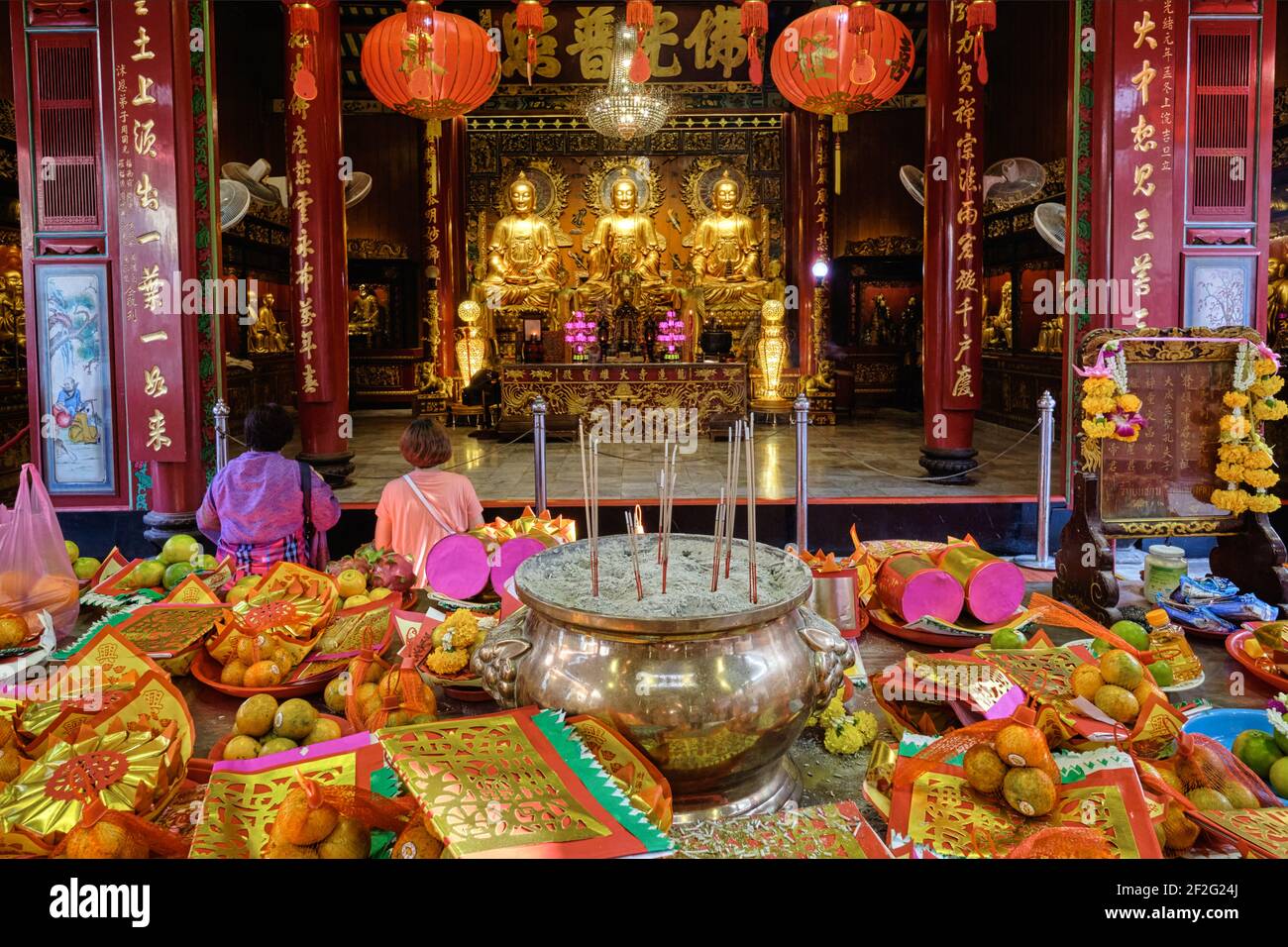 Bangkok temple offerings hi-res stock photography and images - Alamy