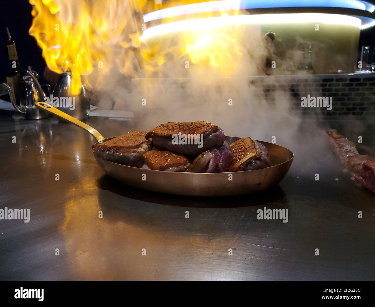 Teppanyaki, Chef cooking food on an iron griddle, Cooking style Stock ...