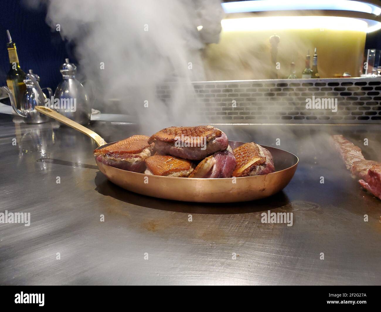 Teppanyaki, Chef cooking food on an iron griddle, Cooking style Stock ...