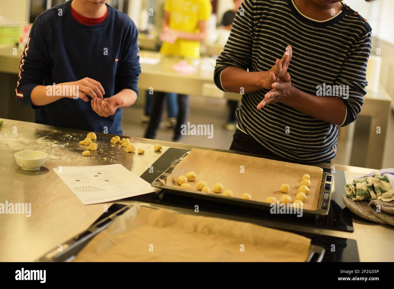 Teenager cooking class hi-res stock photography and images - Alamy