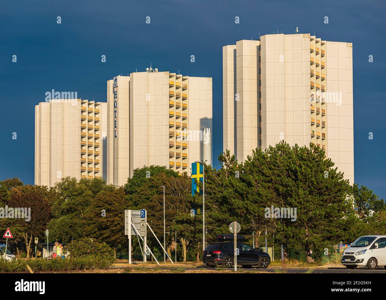 High rise building seaside waters hi-res stock photography and images ...