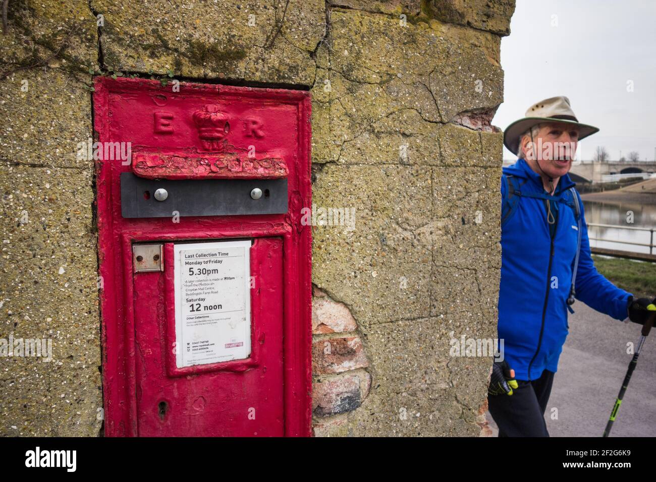 Er wall mounted post box hi-res stock photography and images - Alamy