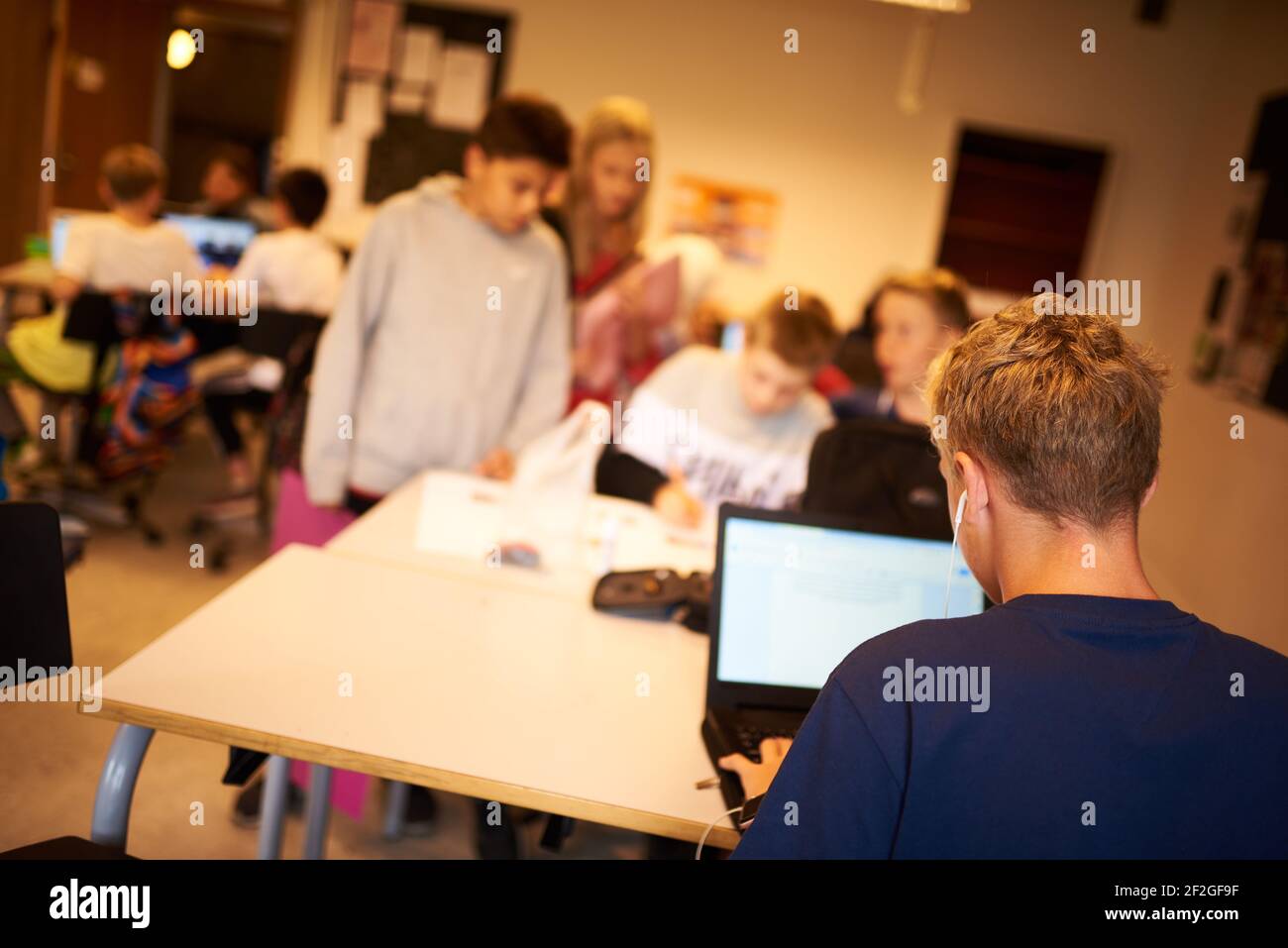 Middle school children in classroom hi-res stock photography and images ...