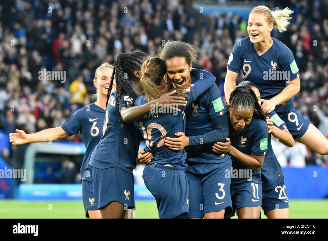 Wendie Renard of France celebrates the goal with her teammates during ...