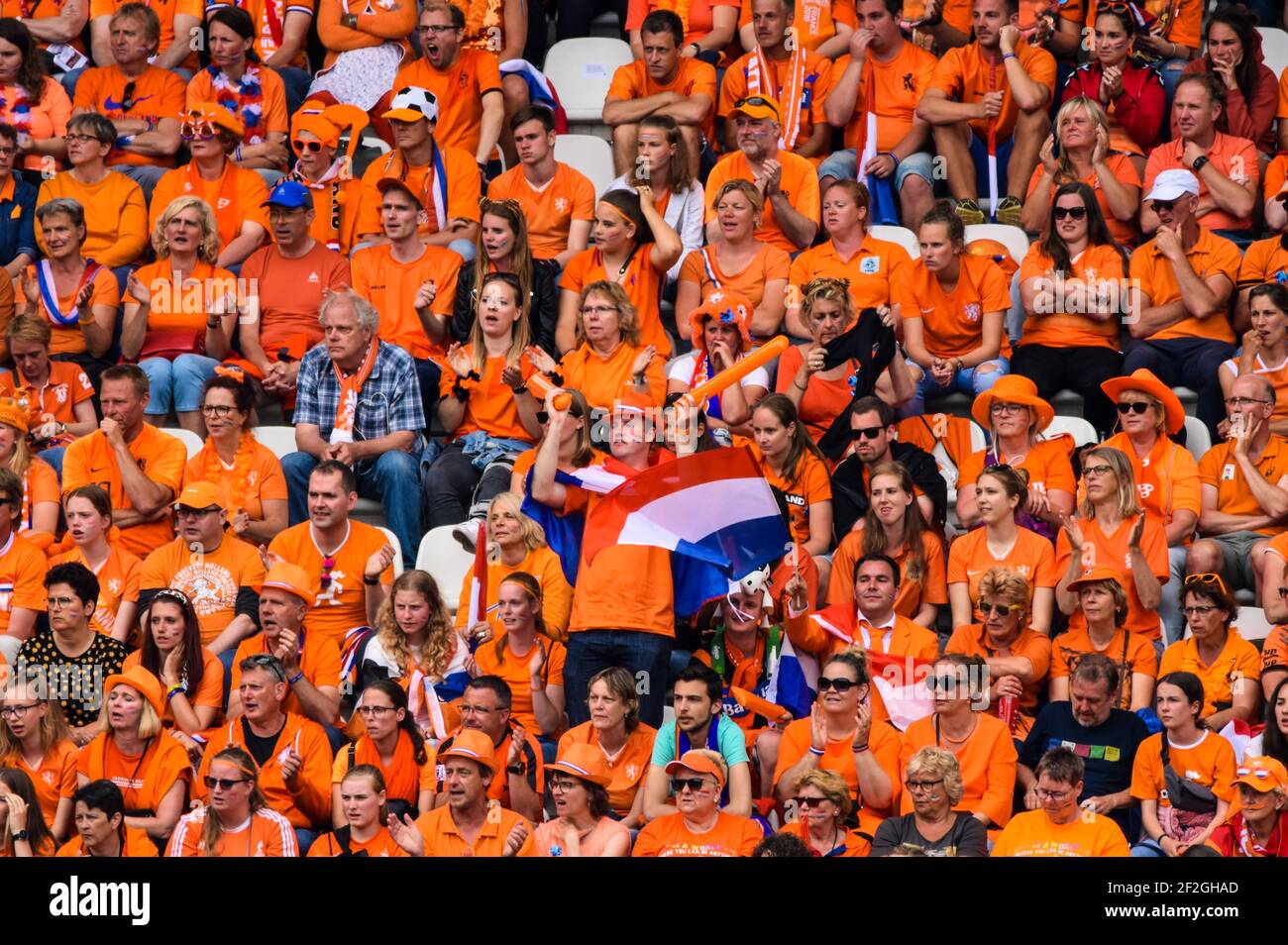 Holland fans cheer on team hi-res stock photography and images - Alamy