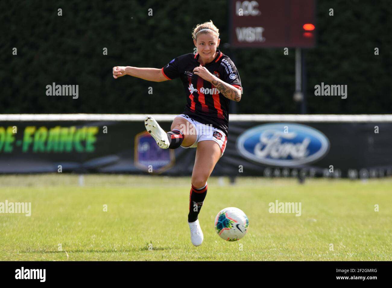 Hannah Victoria Diaz of FC Fleury controls the ball during the Women's ...