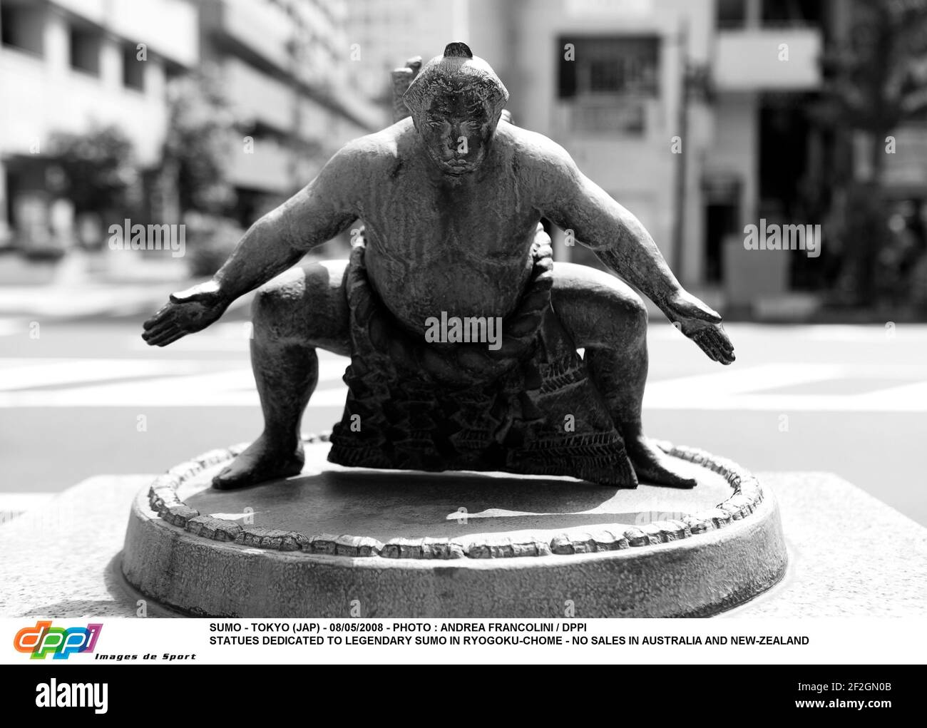 Sumo statue hi-res stock photography and images - Alamy