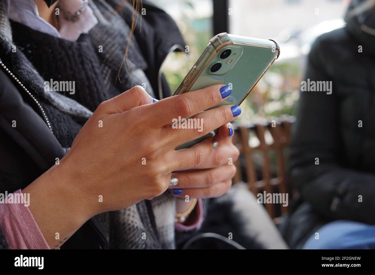 Person clicking photograph hi-res stock photography and images - Alamy