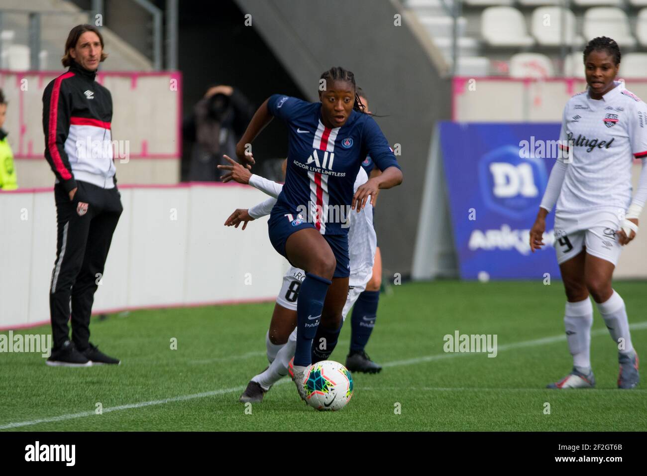 Kadidiatou Diani of Paris Saint Germain controls the ball during the ...