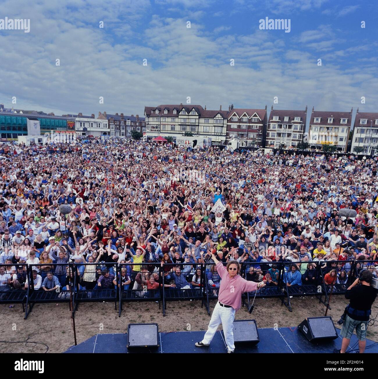 Cheering audience 90s england hi-res stock photography and images - Alamy