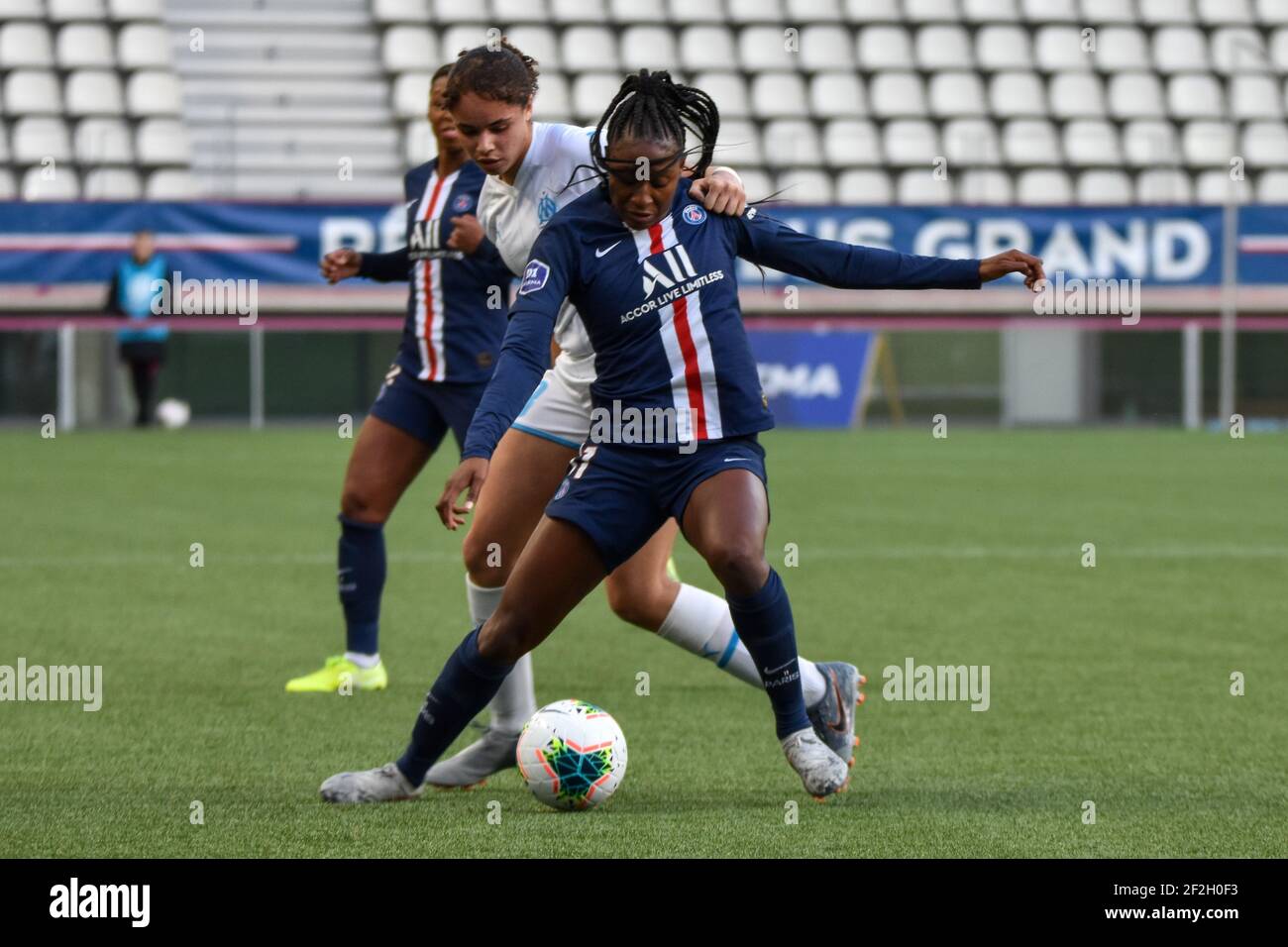 Kadidiatou Diani of Paris Saint Germain controls the ball during the ...