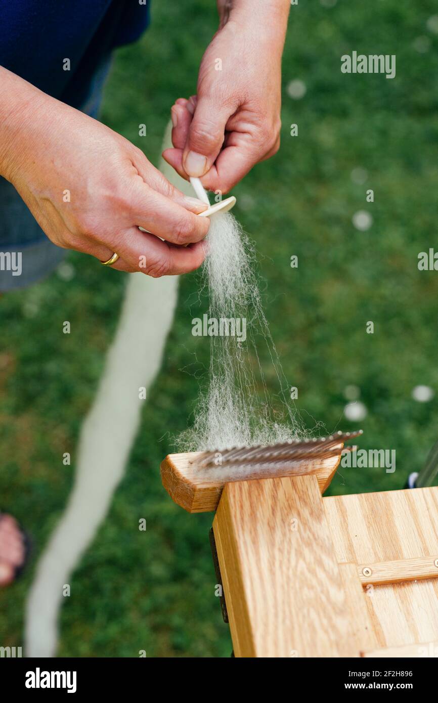 Woman, hands, detail, wool, fibers, comb, card Stock Photo - Alamy