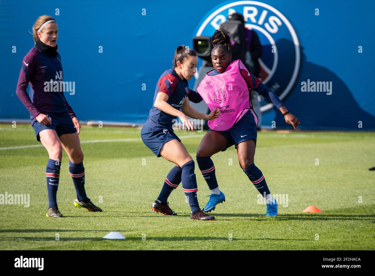 Luana Bertolucci of Paris Saint Germain warms up with Sandy Baltimore ...