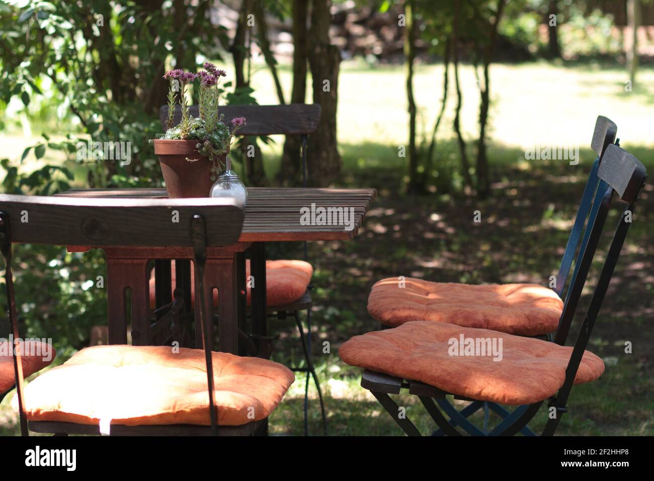 Garden seating area hi-res stock photography and images - Alamy