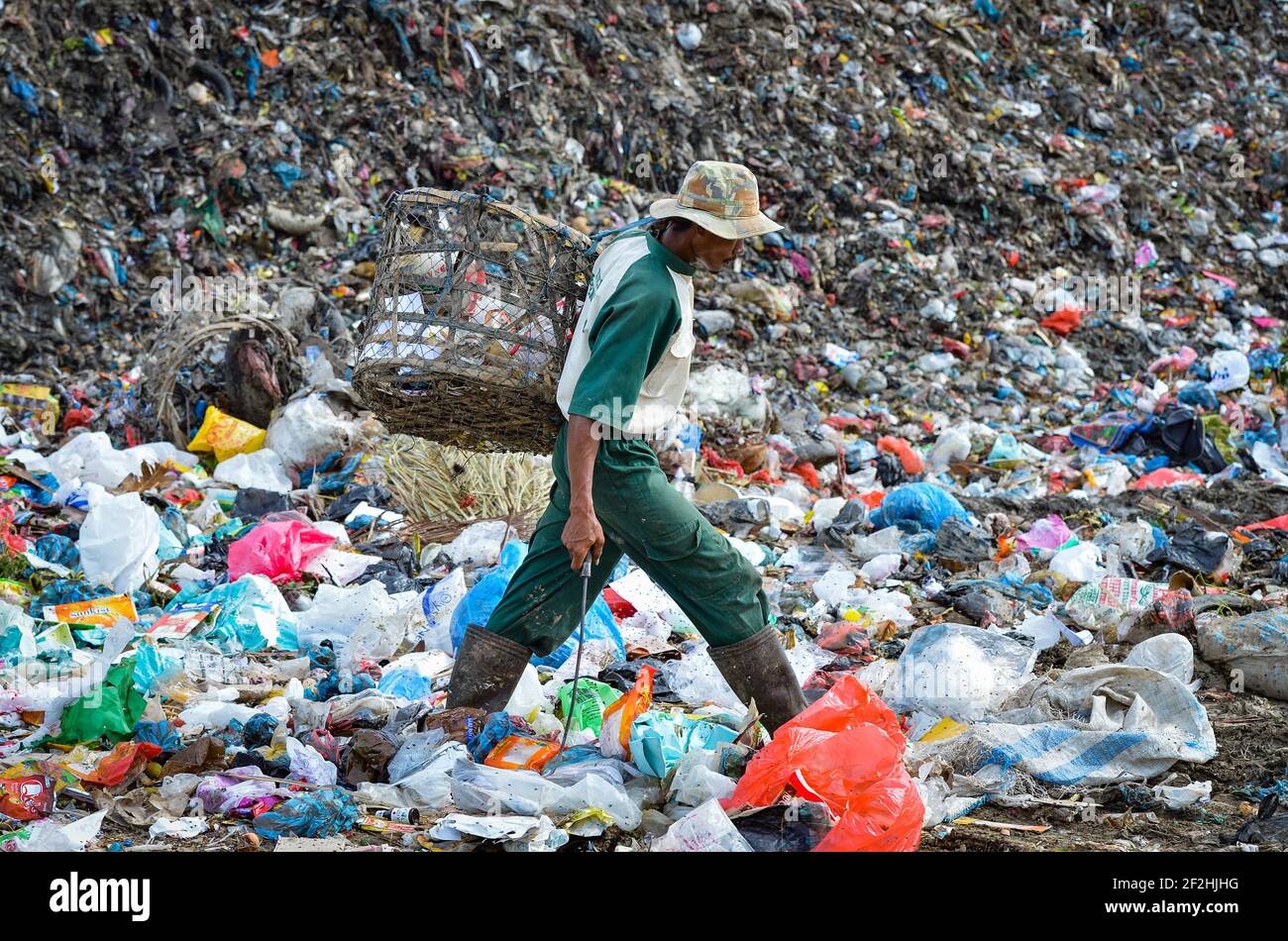 Scavengers poor hi-res stock photography and images - Alamy