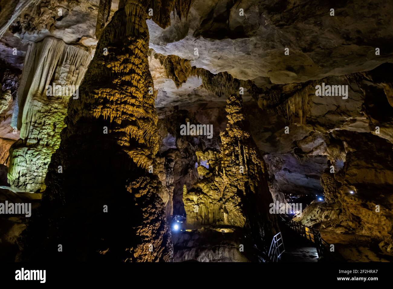 Beautiful Paradise Cave close to touristic Phong Nha in Vietnam ...
