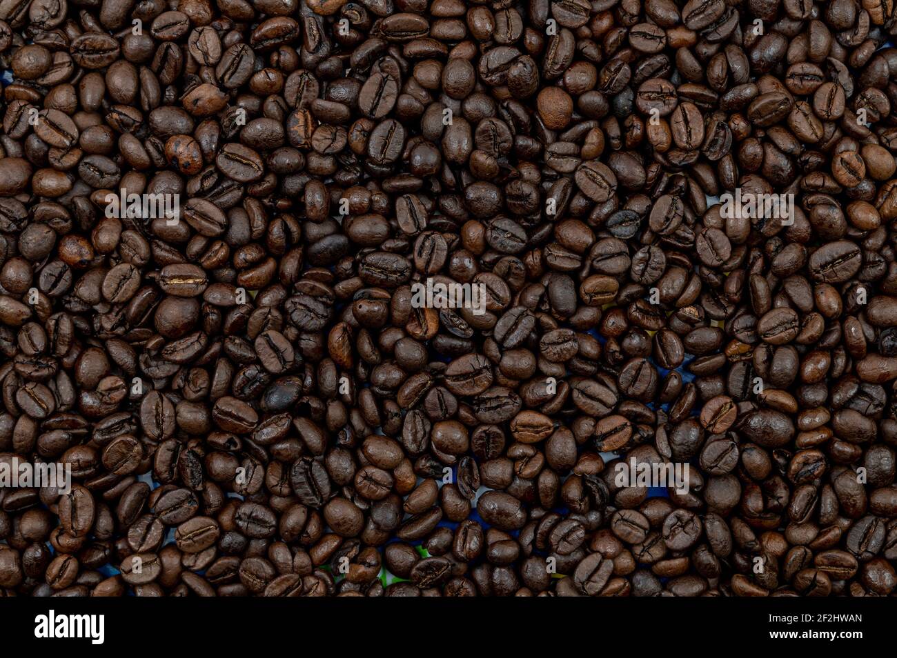 texture of roasted coffee beans ready for grinding Stock Photo - Alamy