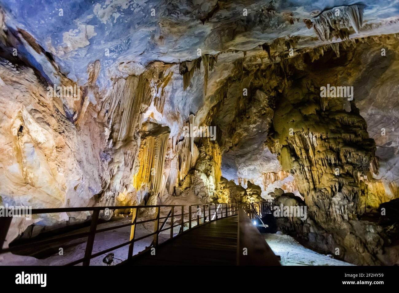 Beautiful Paradise Cave close to touristic Phong Nha in Vietnam ...