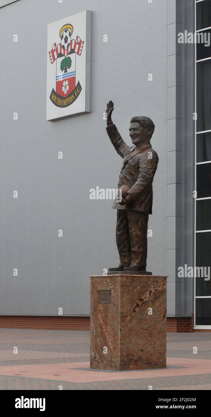 STATUE OF EX SOUTHAMPTON MANAGER TED BATES AT ST. MARY'S STADIUM ...