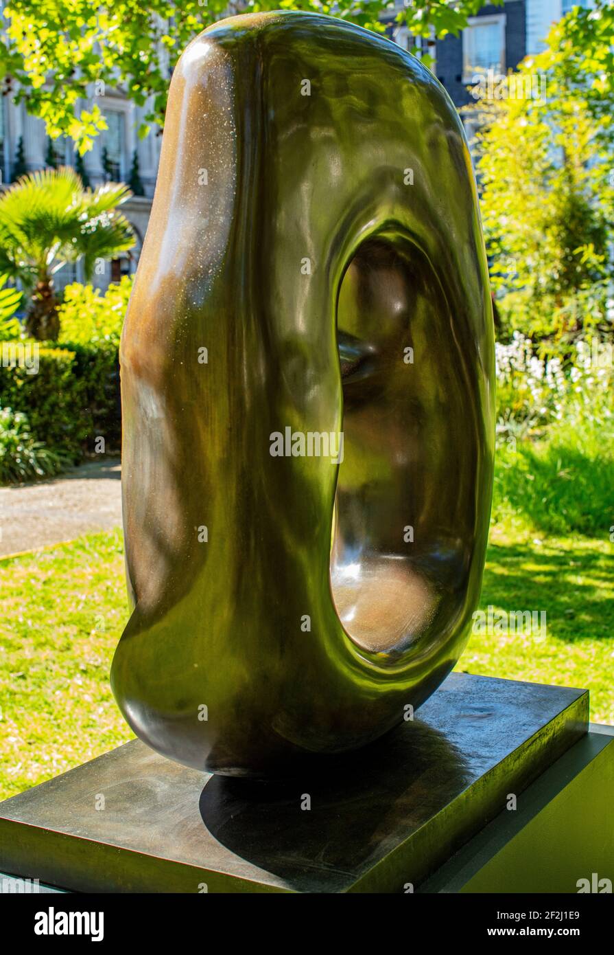 Henry Moore bronze statue (Working Model for Oval with Points) in St ...