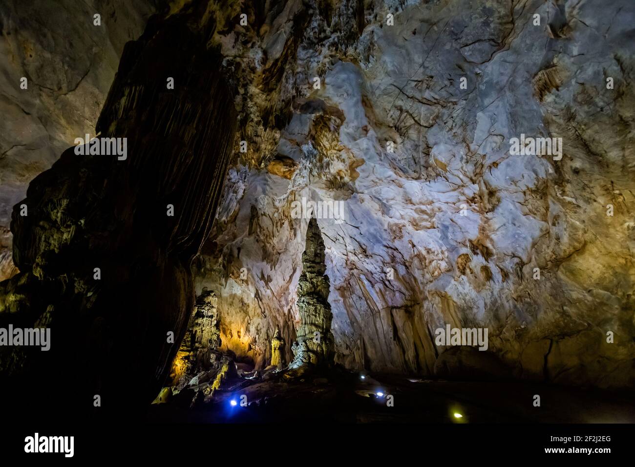 Beautiful Paradise Cave close to touristic Phong Nha in Vietnam ...