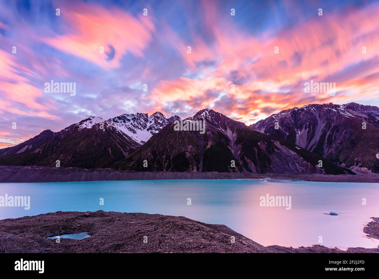 Colorful sunrise sky over Mount Cook/Aoraki mountain ridge. Picturesque ...