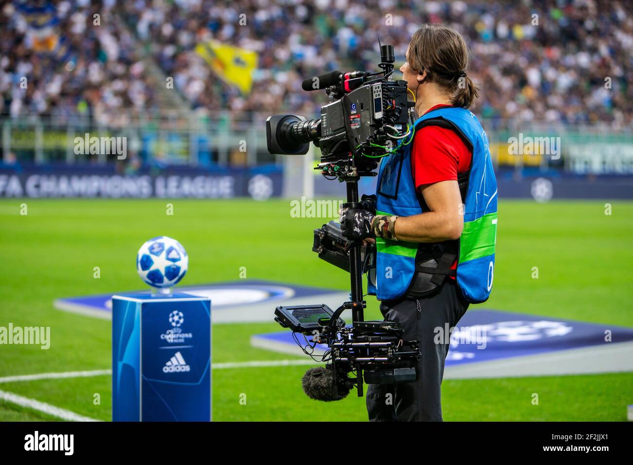 Tv cameraman uefa champions league hi-res stock photography and images ...