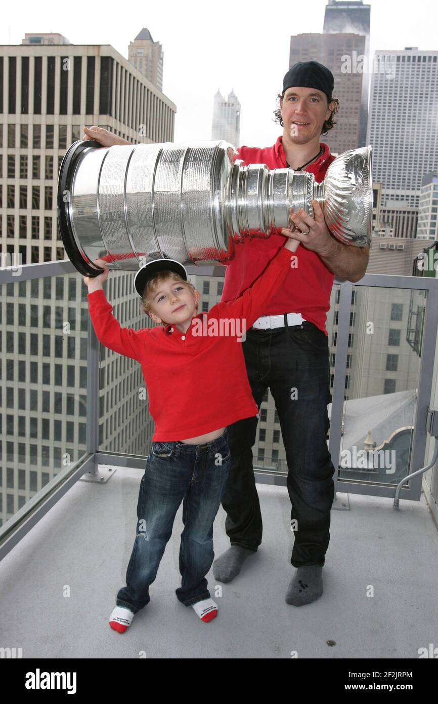 ICE HOCKEY - CRISTOBAL HUET / CHICAGO BLACHAWKS - CHICAGO (USA) - 12/06 ...