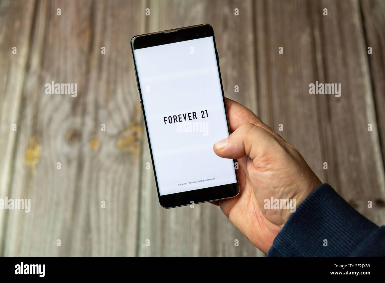 Forever 21 application hi-res stock photography and images - Alamy
