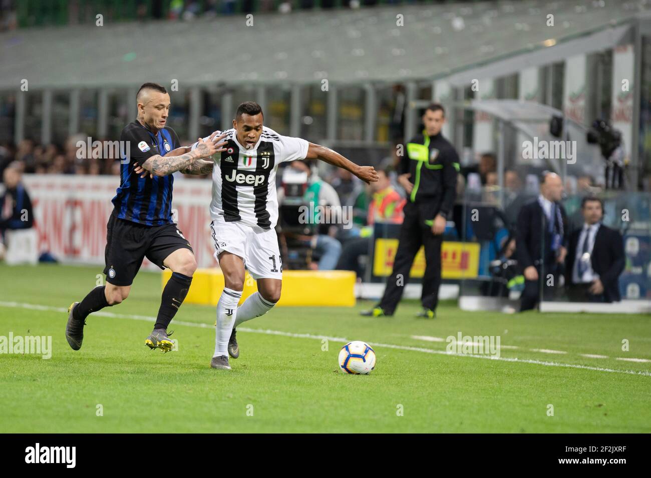 Alex Sandro of Juventus and Radja Nainggolan of Inter during the ...