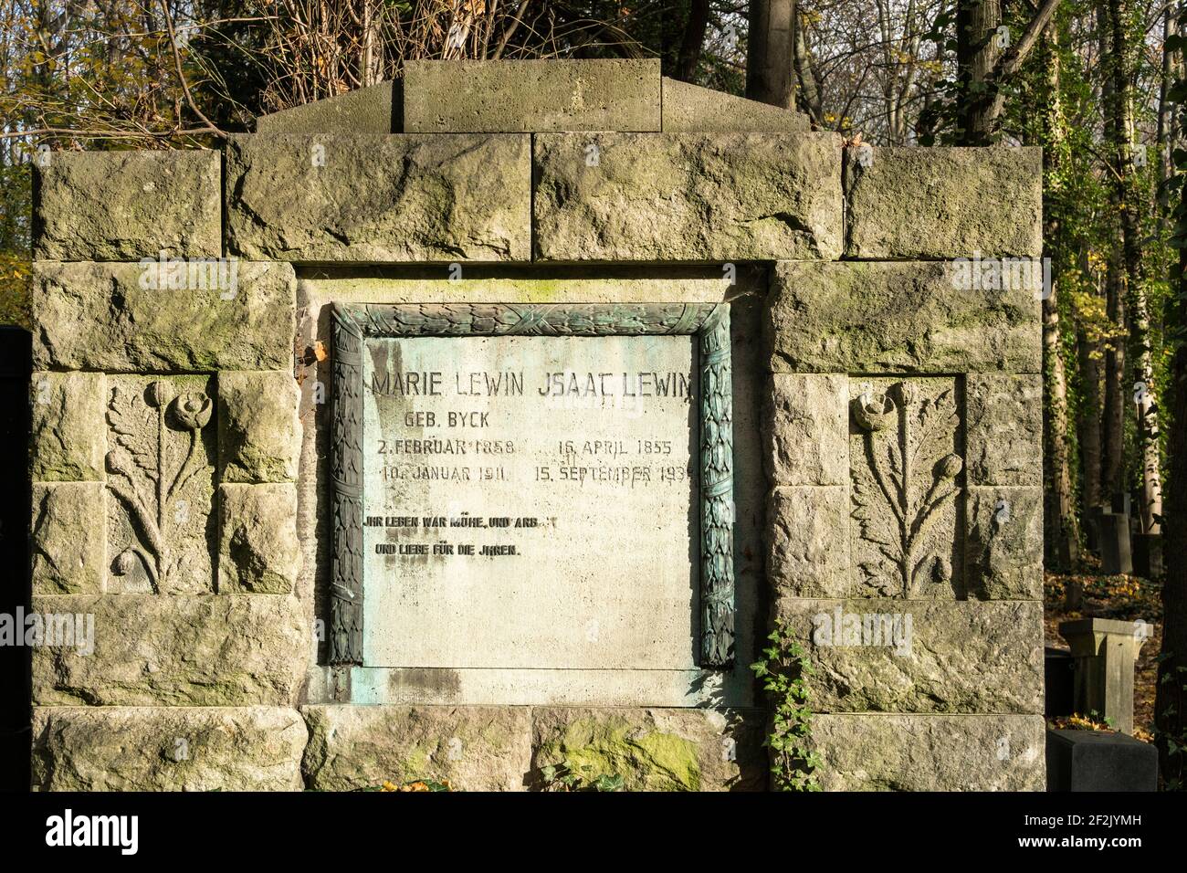 Berlin, Jewish cemetery Berlin Weissensee, Art Nouveau grave complex ...