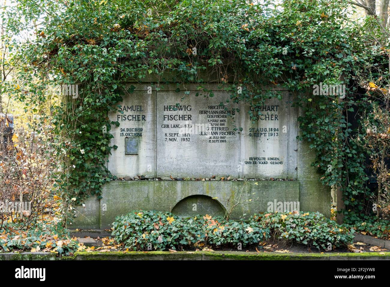 Berlin, Jewish cemetery Berlin Weissensee, field J4, grave wall made of ...