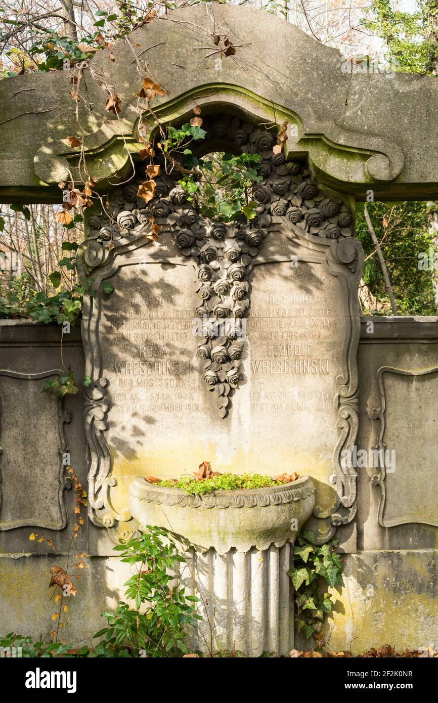 Berlin, Jewish cemetery Berlin Weissensee, Art Nouveau grave complex ...