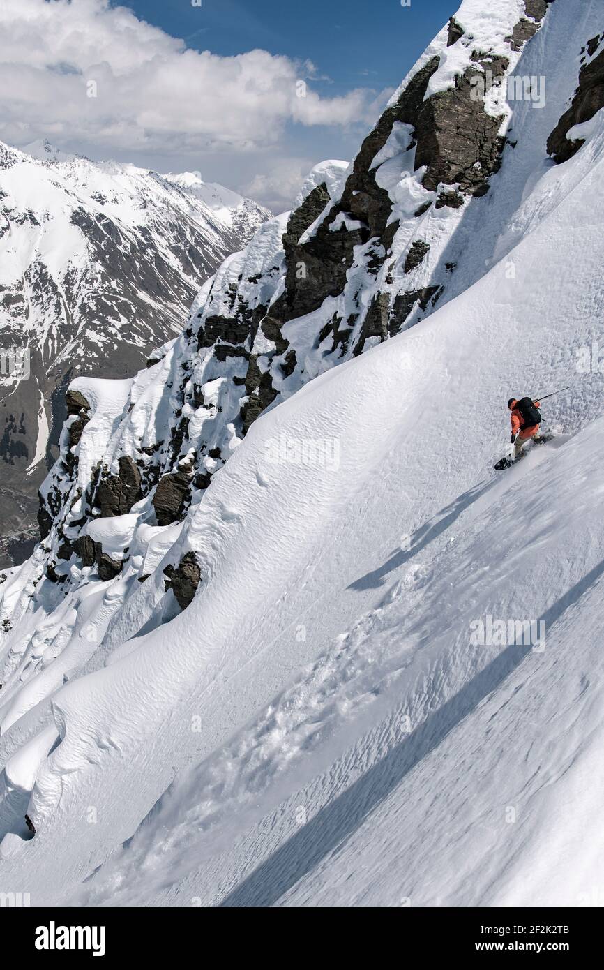 Snowboarding by rocks hi-res stock photography and images - Alamy